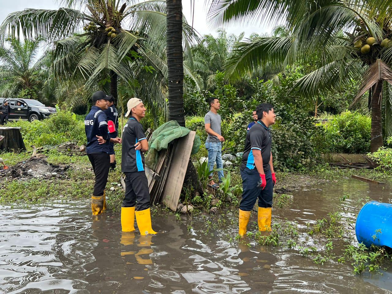 OPERASI PASCA BANJIR DI KAWASAN KAMPUNG SUNGAI PENDERAM | Official ...