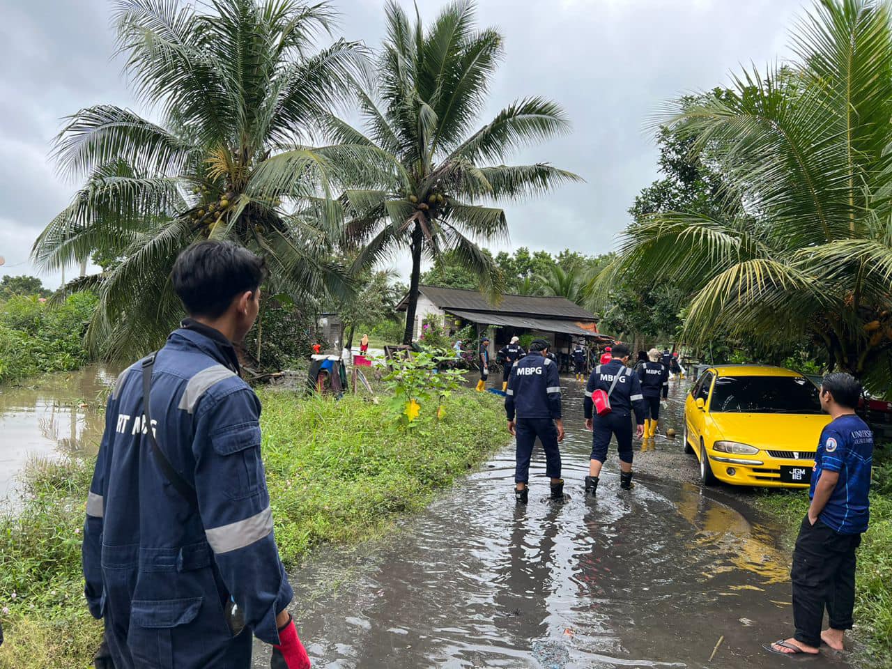 OPERASI PASCA BANJIR DI KAWASAN KAMPUNG SUNGAI PENDERAM | Official ...