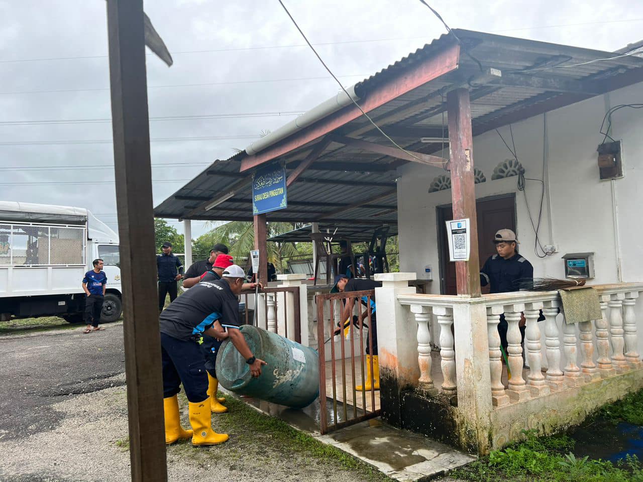 OPERASI PASCA BANJIR DI KAWASAN KAMPUNG SUNGAI PENDERAM | Official ...