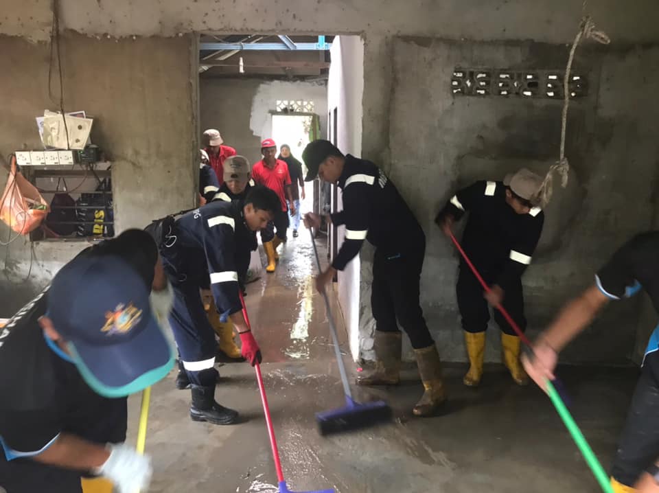 OPERASI PASCA BANJIR DI KAWASAN KAMPUNG SUNGAI PENDERAM | Official ...