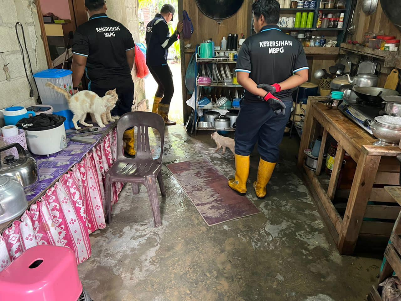 OPERASI PASCA BANJIR DI KAWASAN KAMPUNG SUNGAI PENDERAM | Official ...