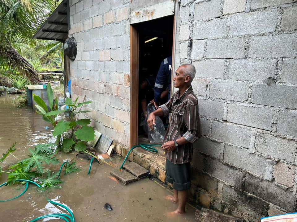 OPERASI PASCA BANJIR DI KAWASAN KAMPUNG SUNGAI PENDERAM | Official ...