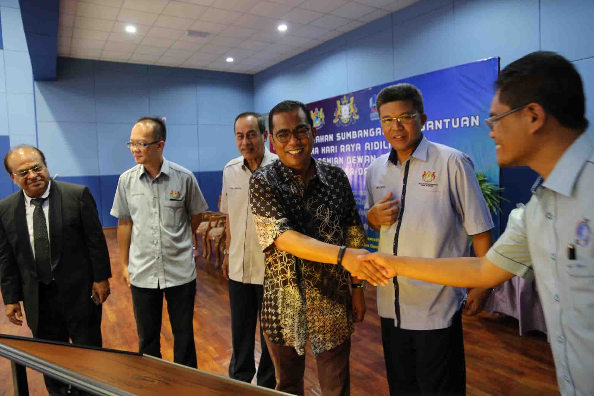 Majlis penyerahan sumbangan raya di Dewan serba guna tmn nusa damai ...