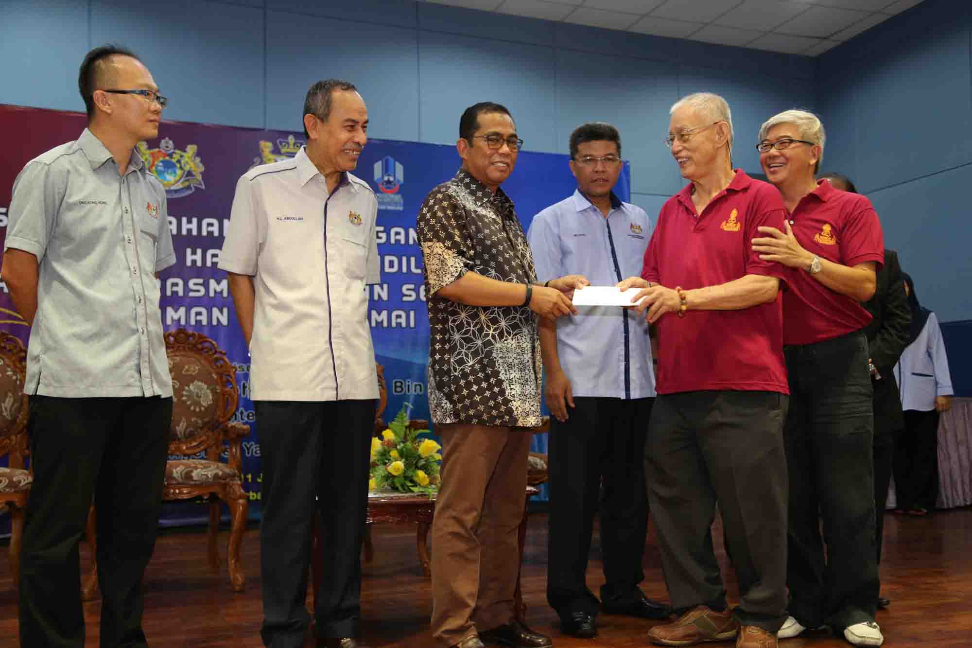 Majlis penyerahan sumbangan raya di Dewan serba guna tmn nusa damai ...