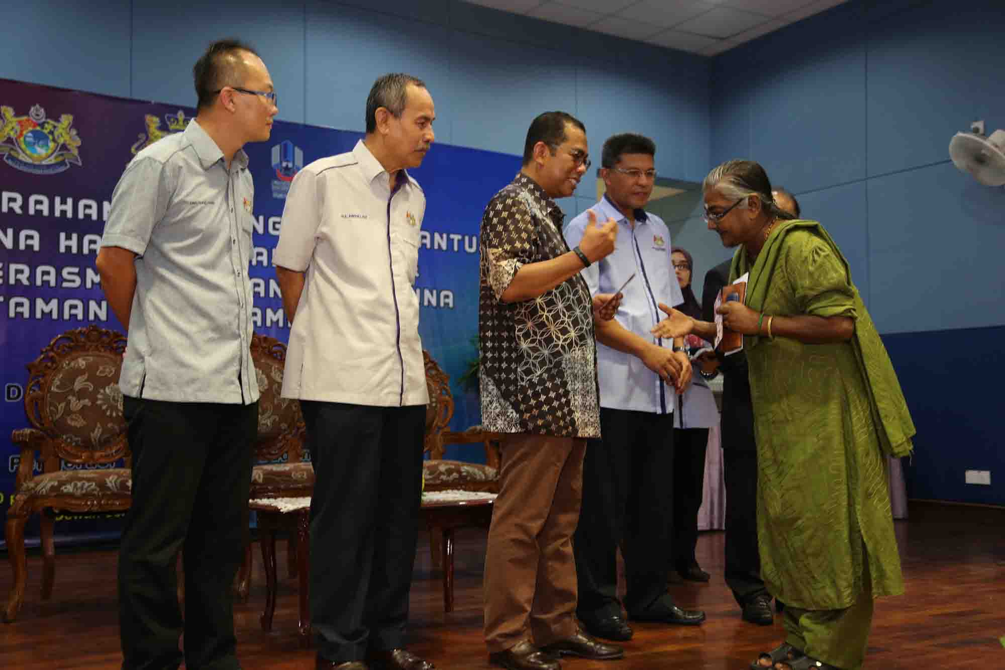 Majlis penyerahan sumbangan raya di Dewan serba guna tmn nusa damai ...
